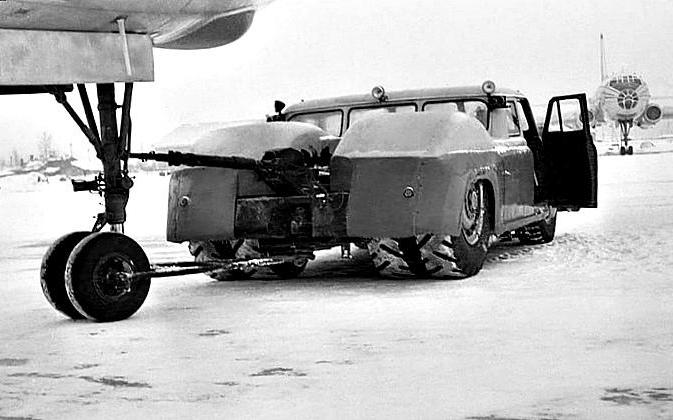 Ruský sedan s motorom z tanku na letisku - MAZ 541 - airliners.sk